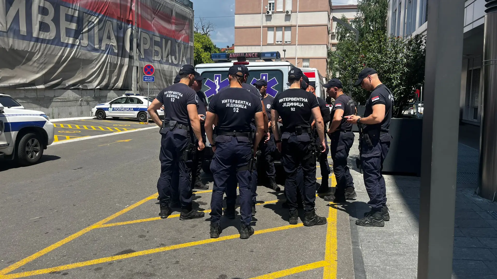 Haos ispred izraelske ambasade u Beogradu: Pripadnik Žandarmerije pogođen samostrelom - napadač ...